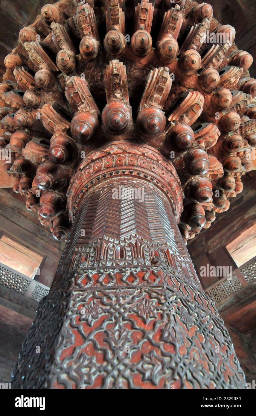 Hall of Private Audience with an ornately carved central stone pillar ...