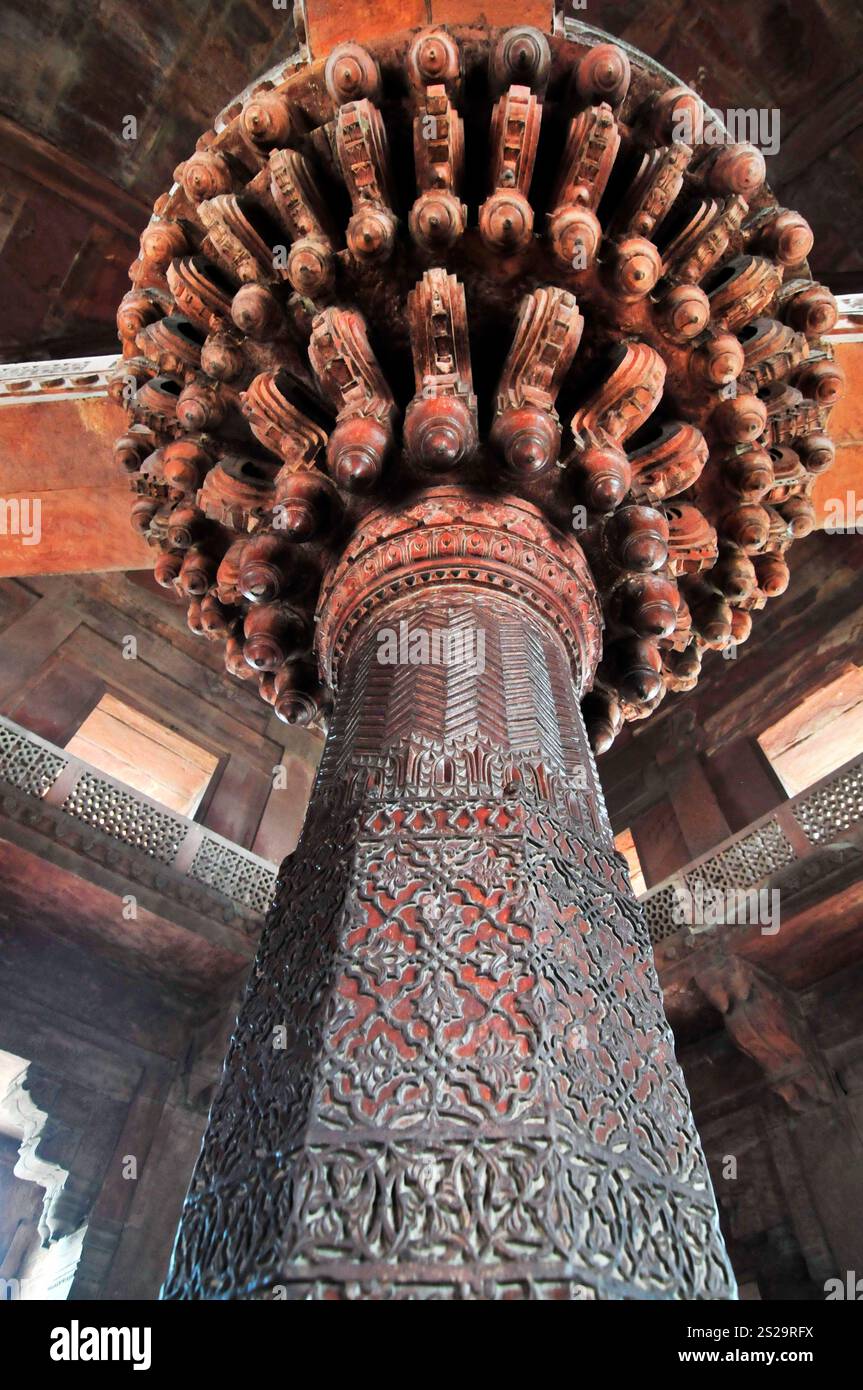 Hall of Private Audience with an ornately carved central stone pillar ...