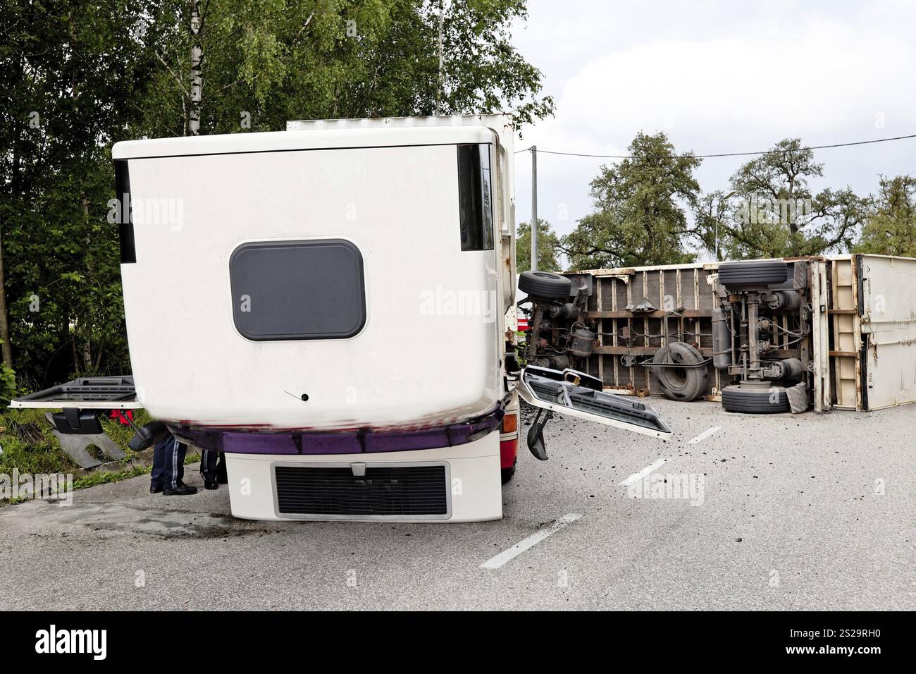 Car crash with lorry hi-res stock photography and images - Alamy