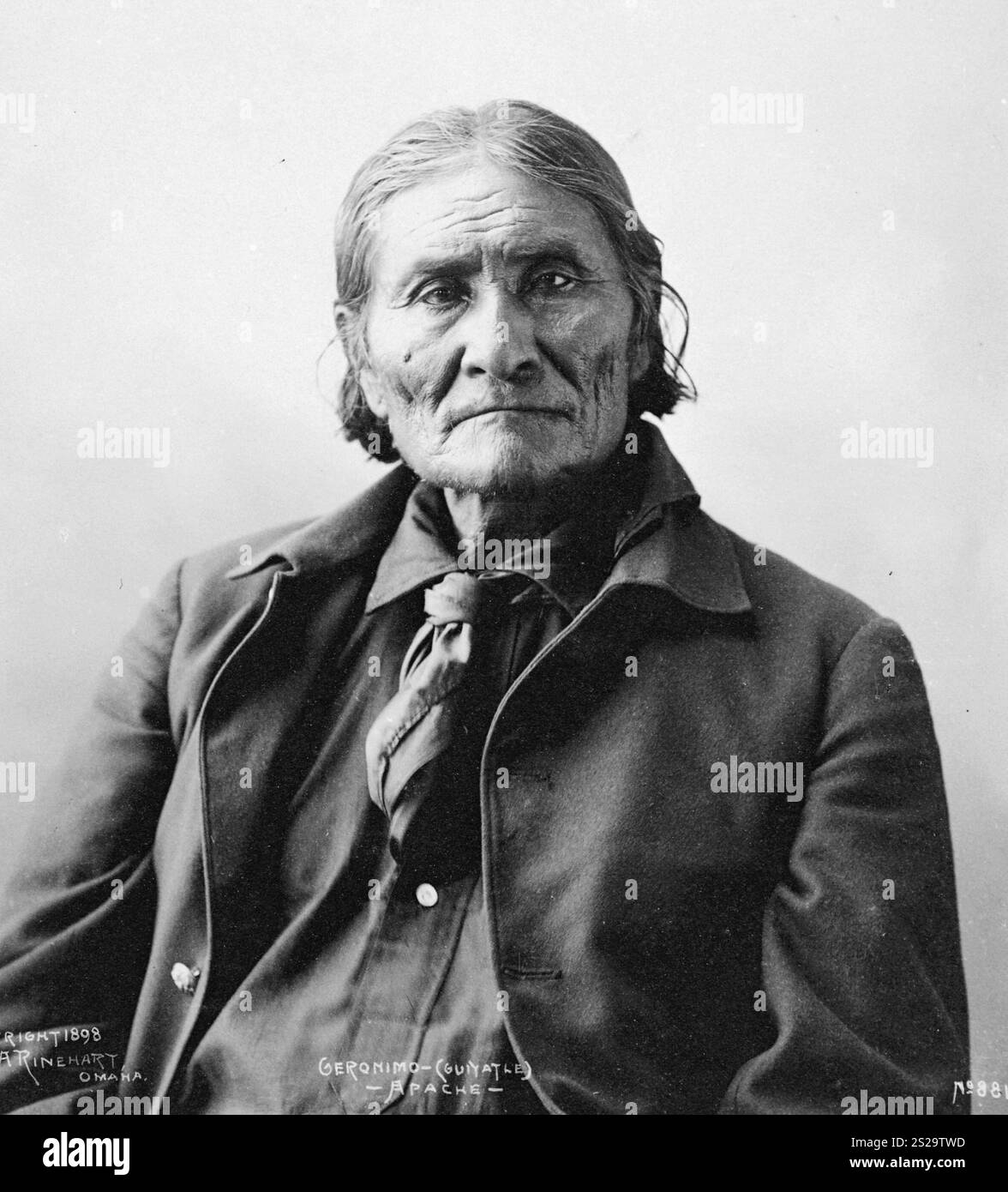 A portrait of the Apache leader Geronimo (aka Guiyatle) taken by ...