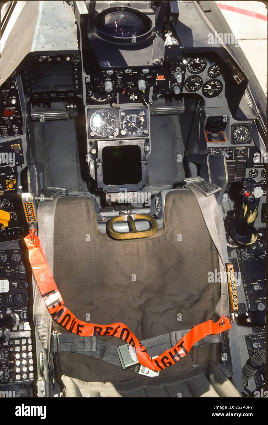 Block 15 F-16s had "steam gauge" instrument panels, or round eyes ...