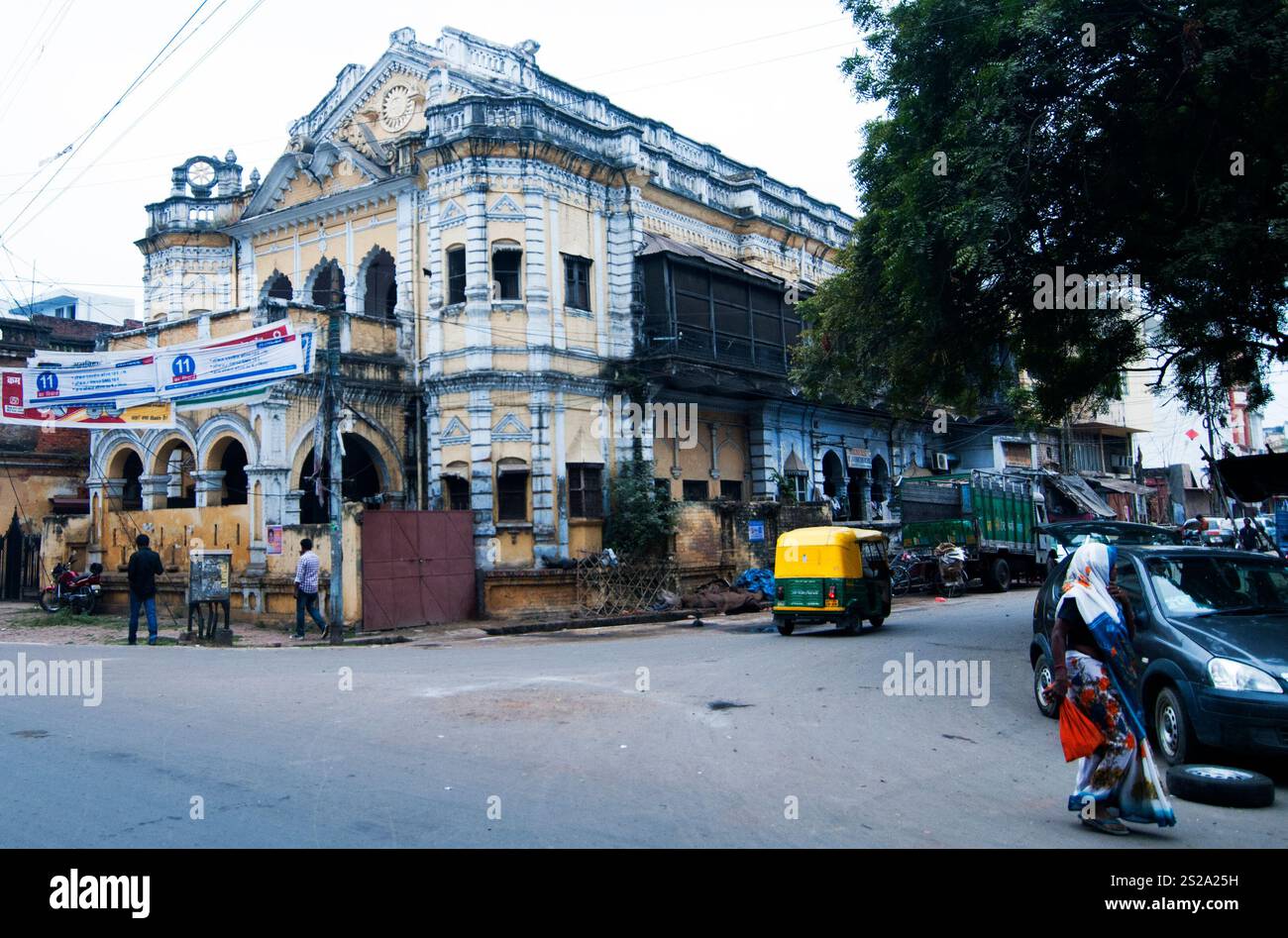 Beautiful old colonial buildings in Lucknow, India Stock Photo - Alamy