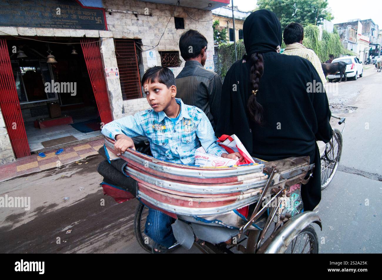 A family on a cycle rickshaw in Lucknow, India Stock Photo - Alamy