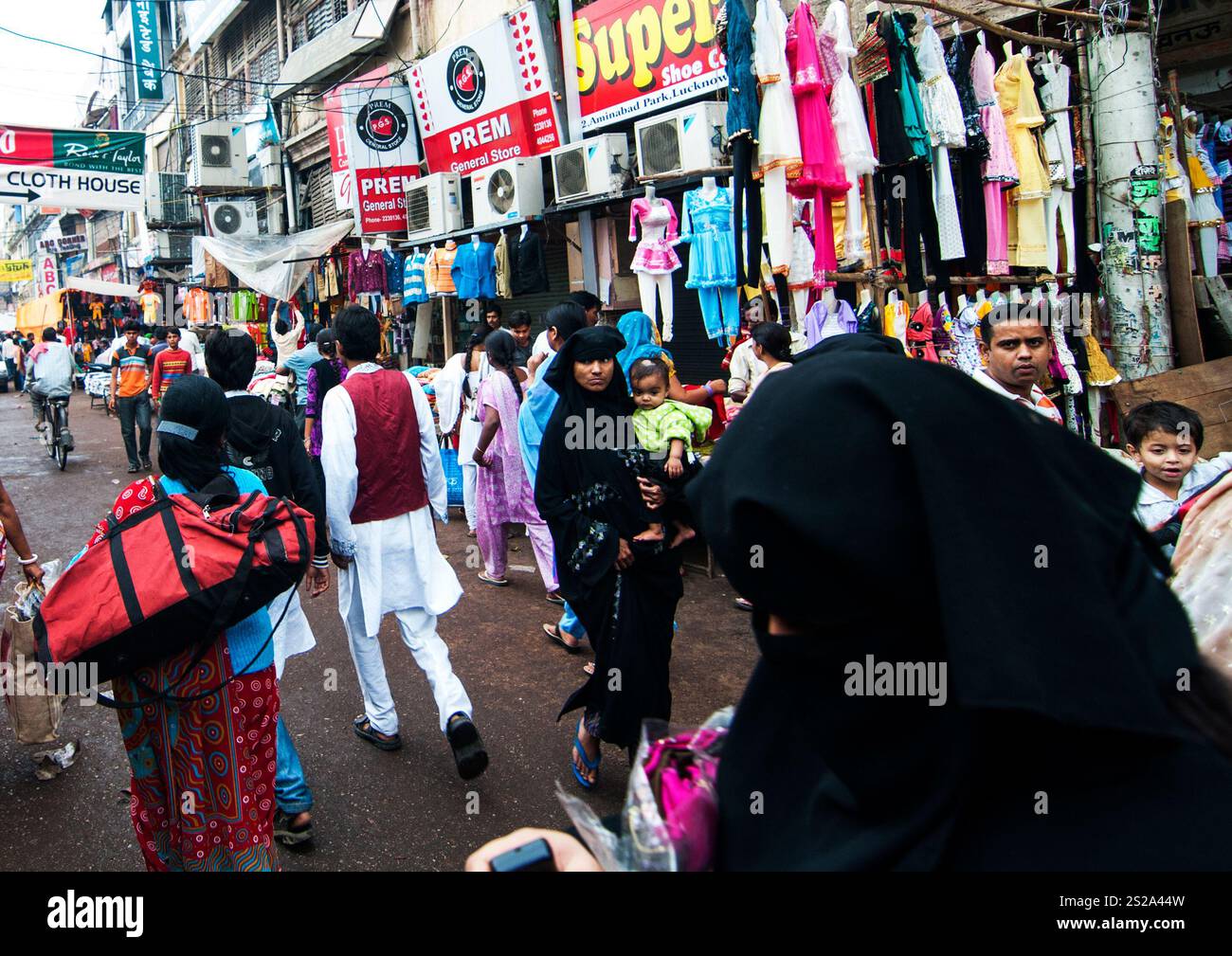 The vibrant street markets in Lucknow, Uttar Pradesh, India Stock Photo ...