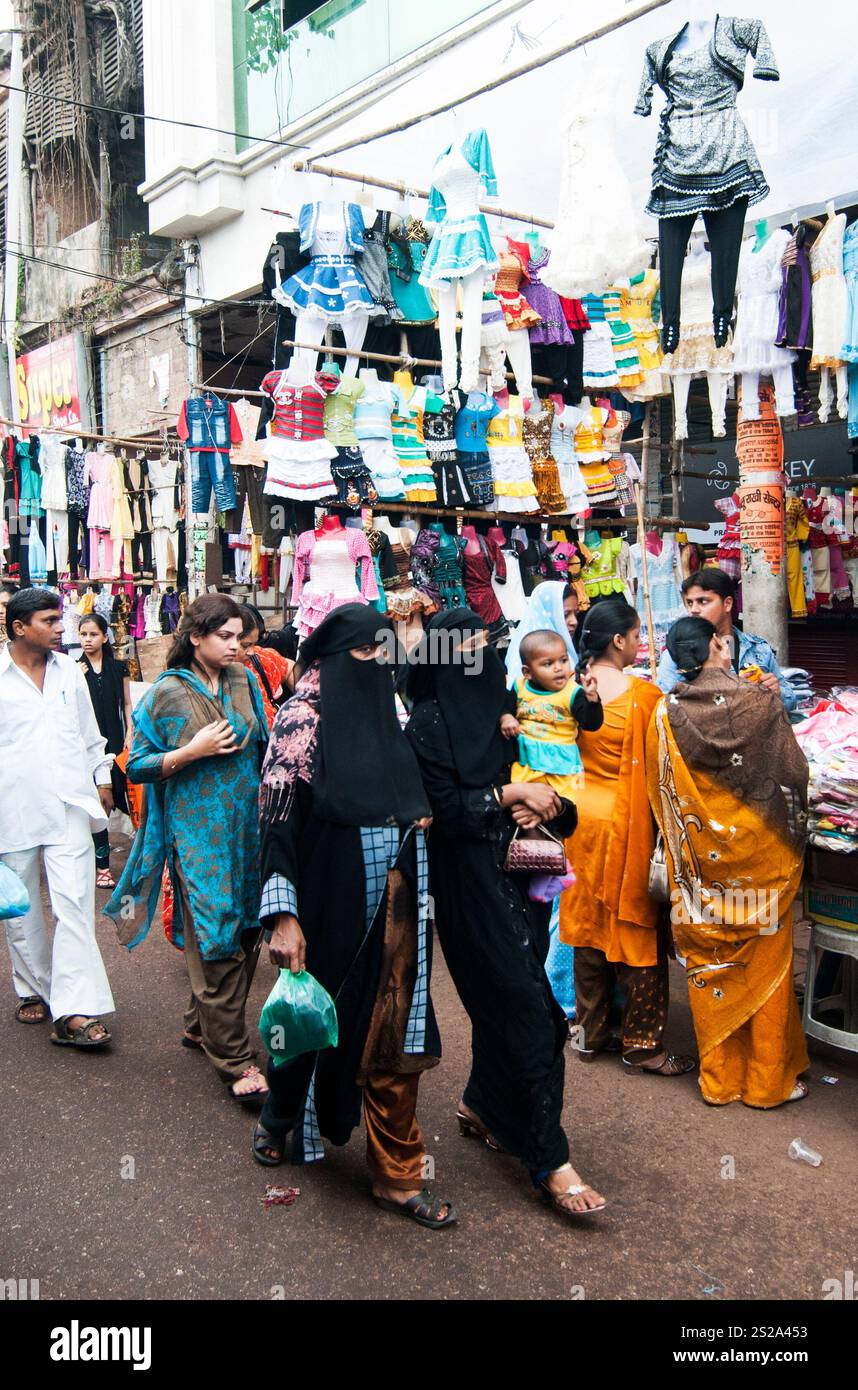 The vibrant street markets in Lucknow, Uttar Pradesh, India Stock Photo ...