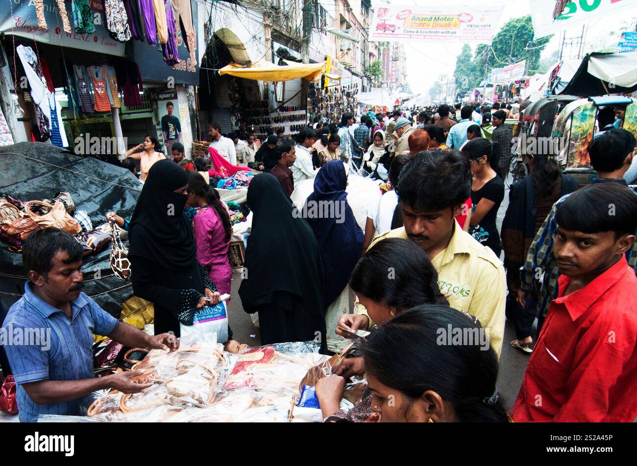 The vibrant street markets in Lucknow, Uttar Pradesh, India Stock Photo ...