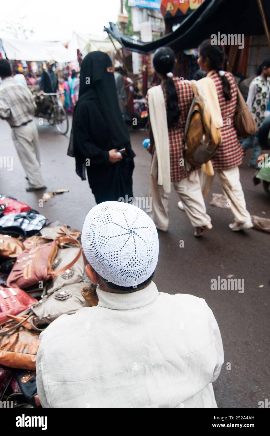 The vibrant street markets in Lucknow, Uttar Pradesh, India Stock Photo ...