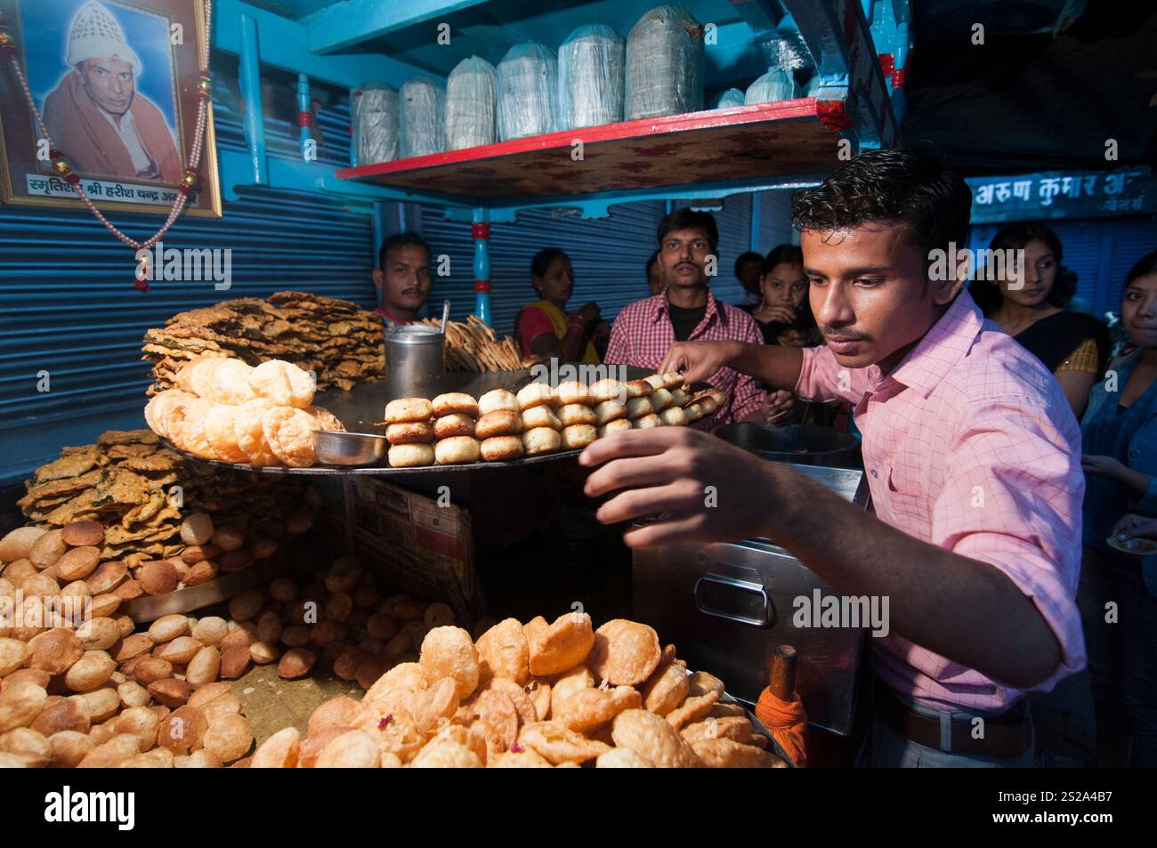 A popular pani puri and dahi puri vendor in Lucknow, Uttar Pradesh ...
