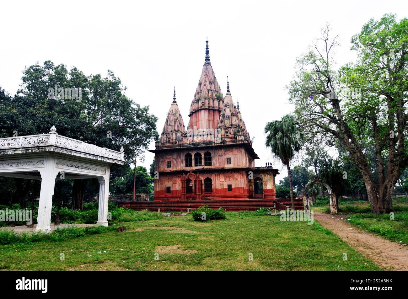 An abandoned Hindu temple ( Mani Parvat ? ) in Ayodhya, Uttar Pradesh ...
