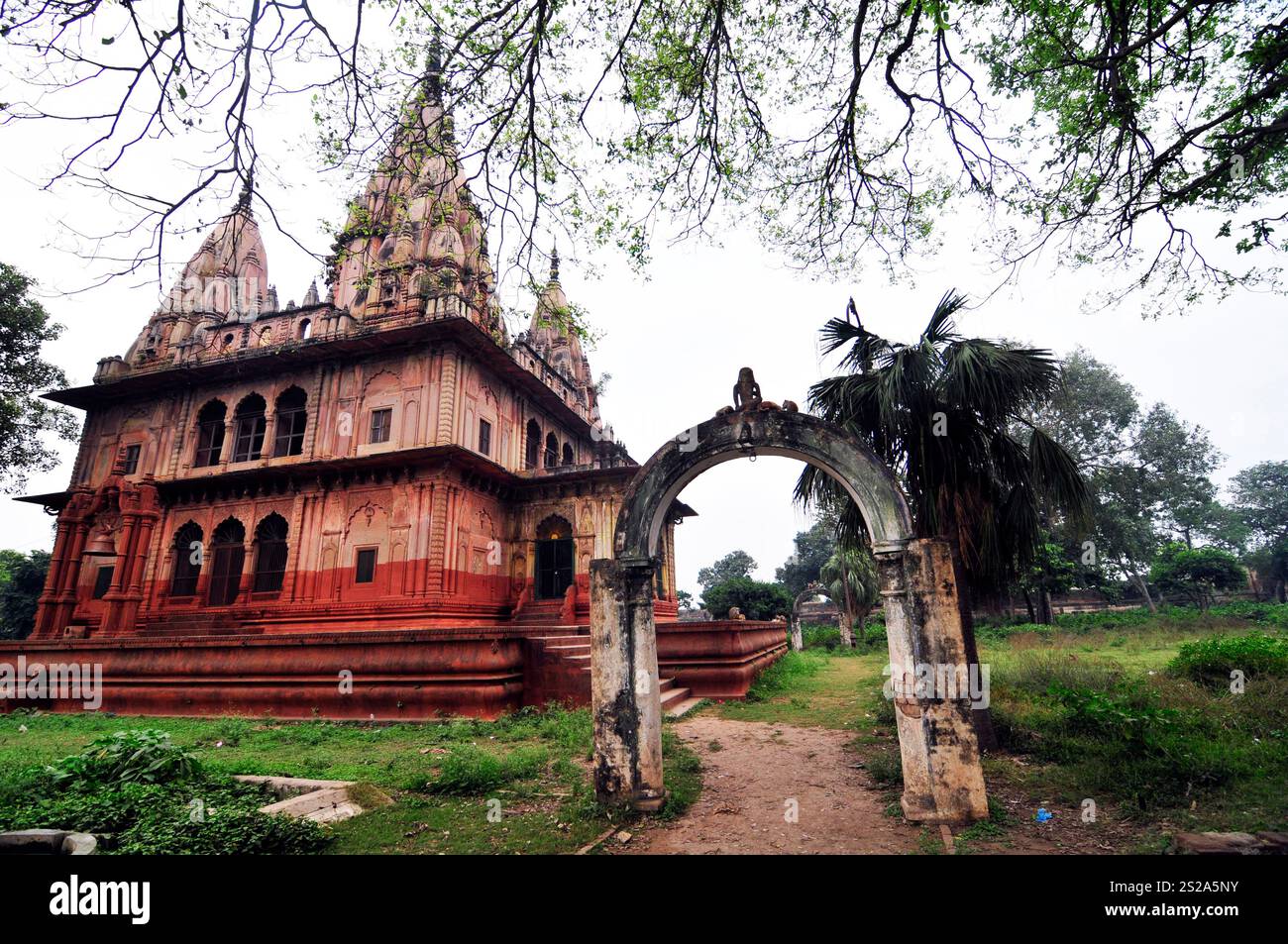 An abandoned Hindu temple ( Mani Parvat ? ) in Ayodhya, Uttar Pradesh ...