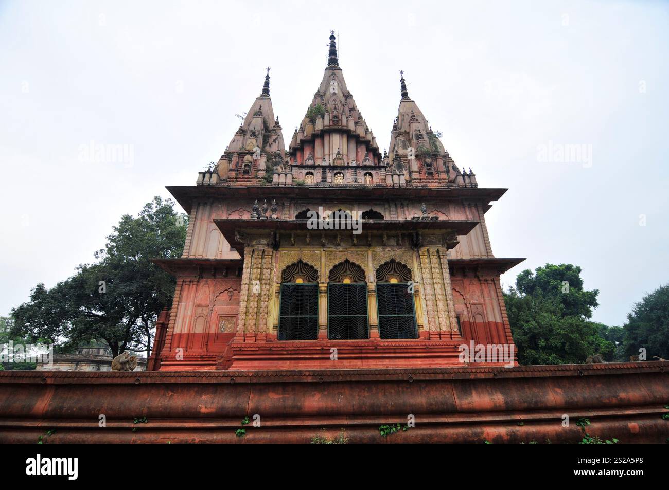 An abandoned Hindu temple ( Mani Parvat ? ) in Ayodhya, Uttar Pradesh ...