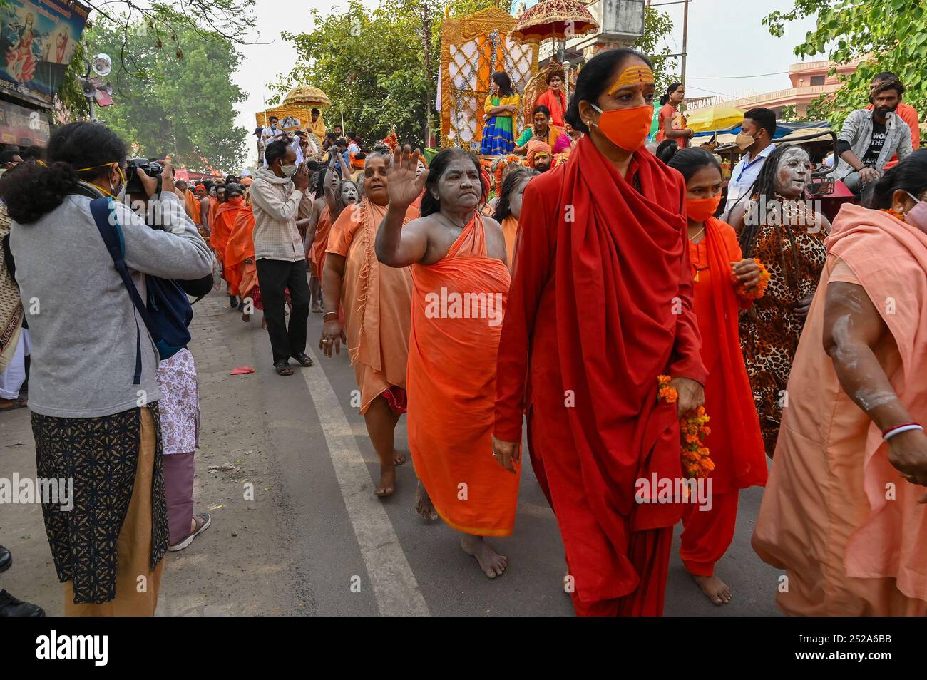 Hindu monks chanting hi-res stock photography and images - Alamy