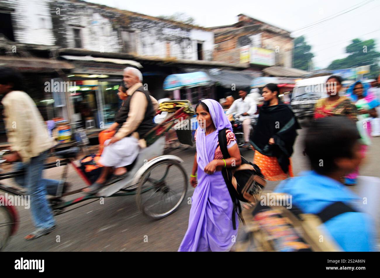 Pilgrims walk between Hindu temples in the city of Ayodhya, India Stock ...