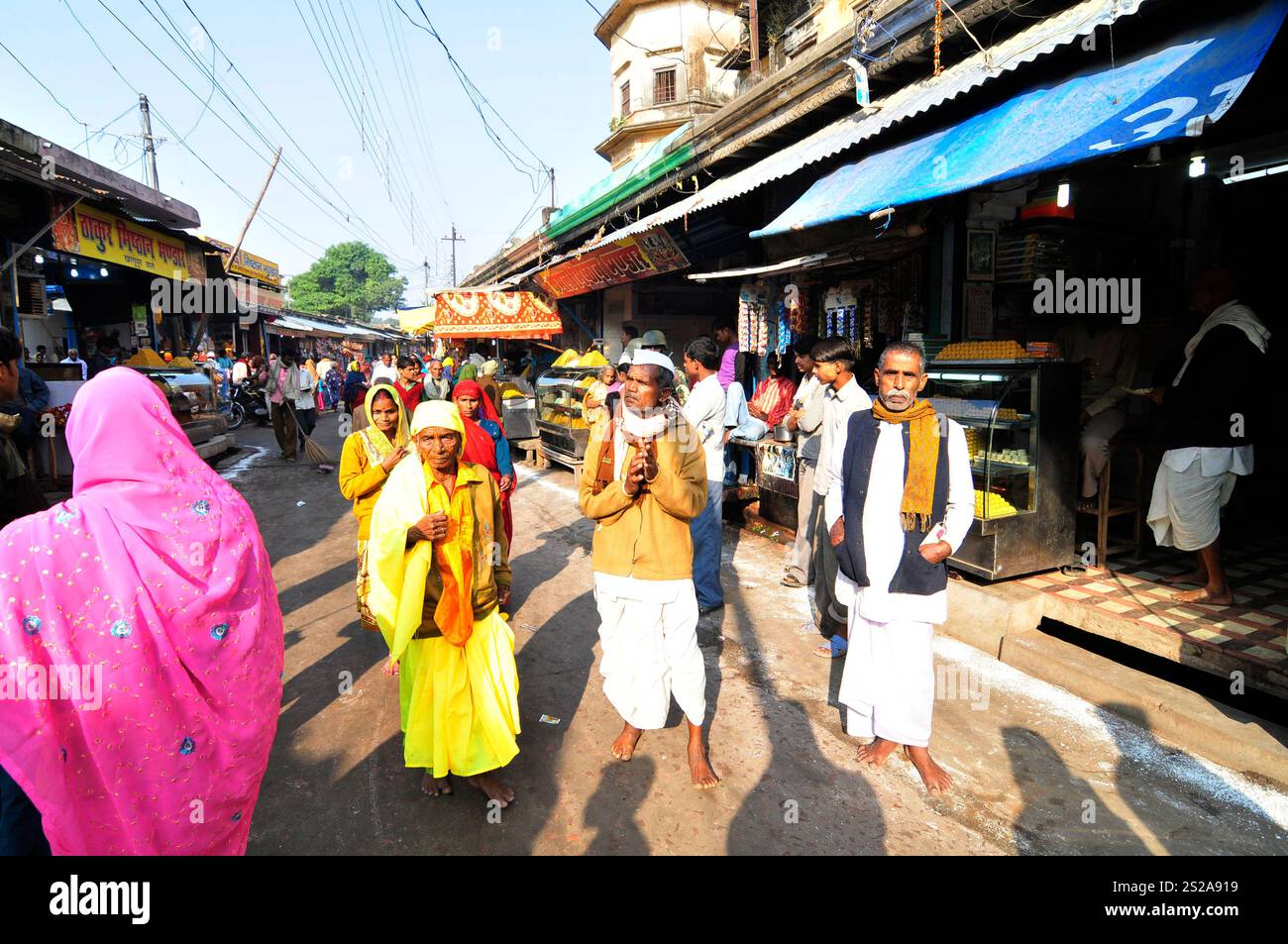 Pilgrims walk between temples in Ayodhya, Uttar Pradesh, India Stock ...