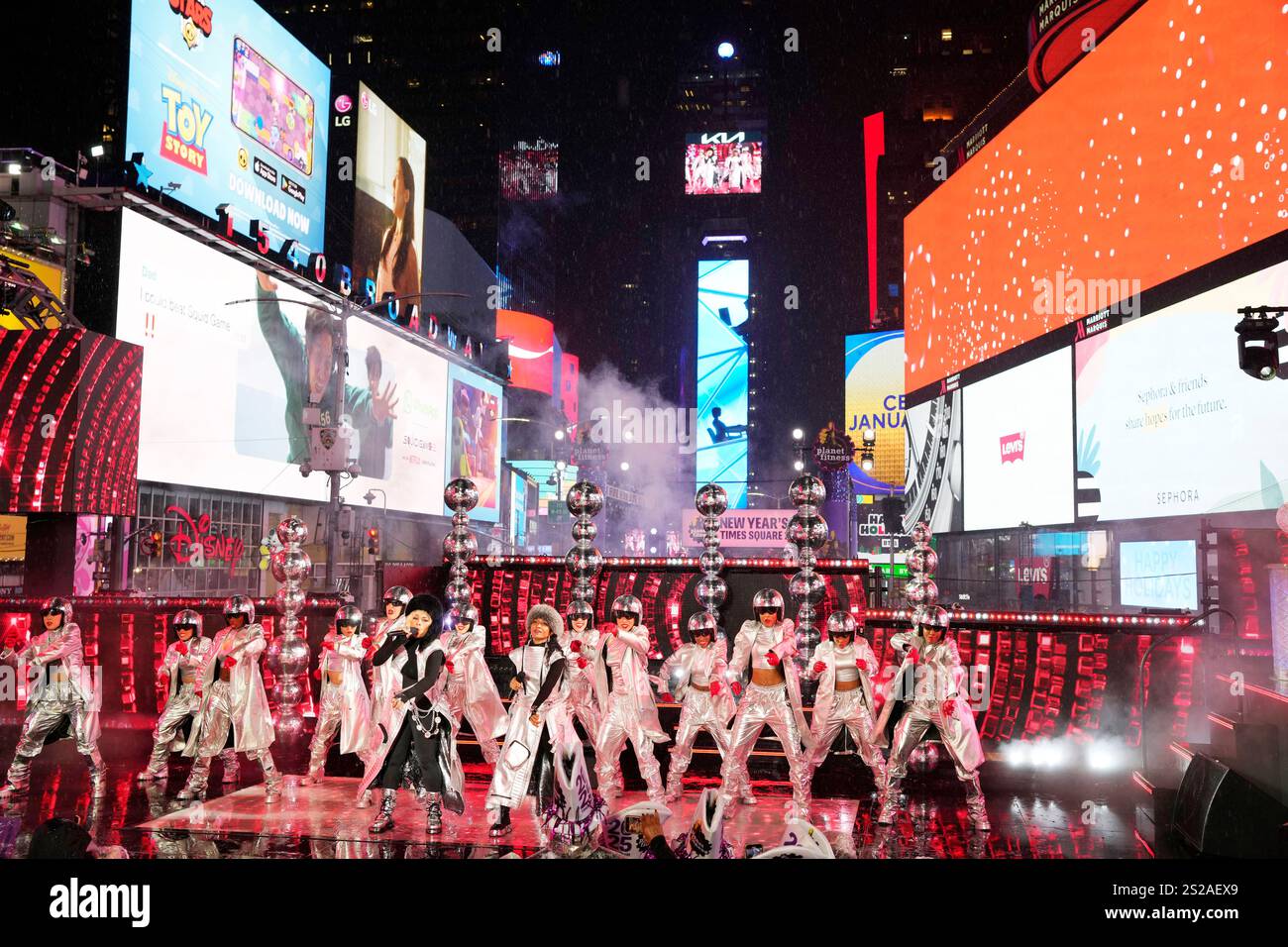 TLC perform during the Times Square New Year's Eve celebration on ...