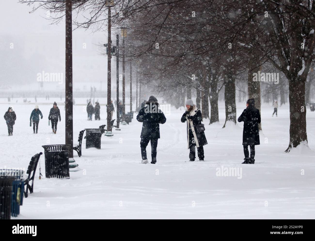 Winter storm state of emergency in Washington DC, USA People walk in ...