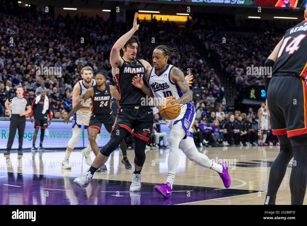 Sacramento Kings forward DeMar DeRozan, right, drives to the basket ...