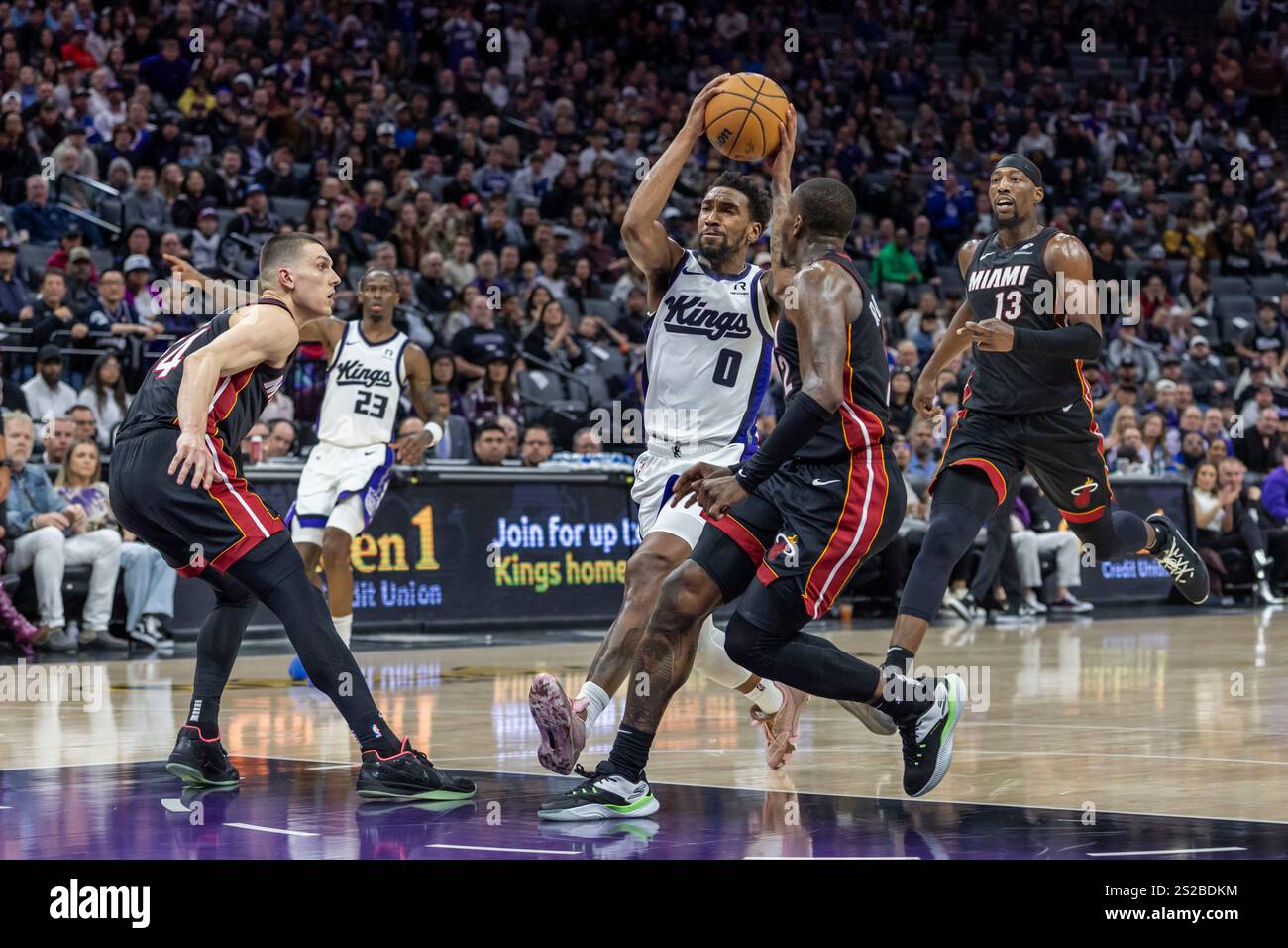 Sacramento Kings guard Malik Monk (0) drives to the basket basket Miami ...