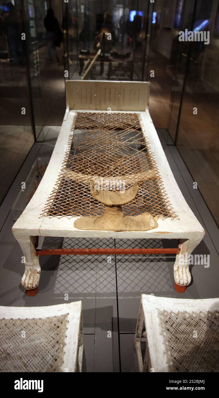 Bed of Merit. 177cmx66,5x76,5cm. Wood. New Kingdom. 18th Dynasty. (1425 ...