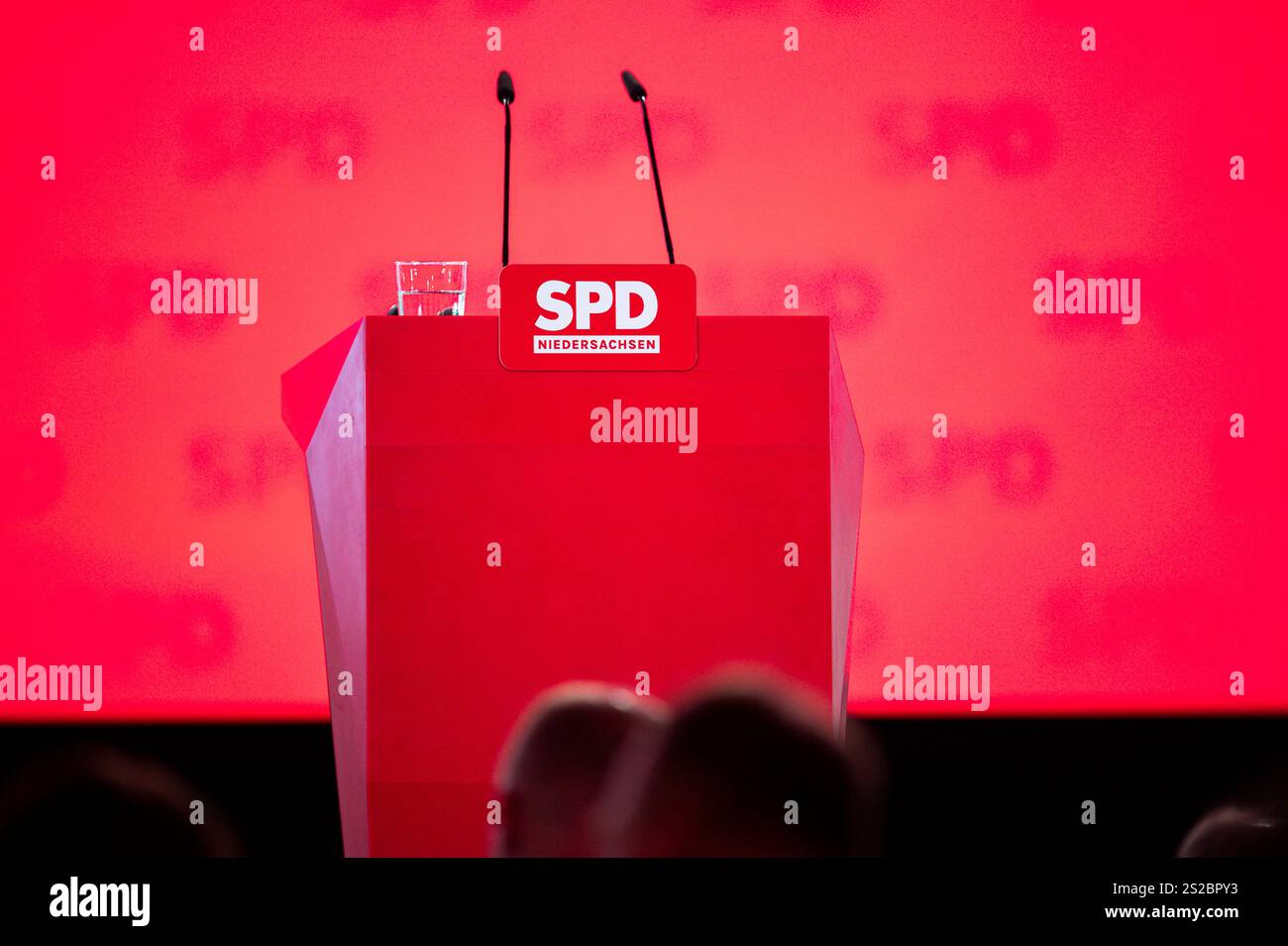 04.01.2025 - Ein Logo der SPD Niedersachsen im roten Licht vor dem ...