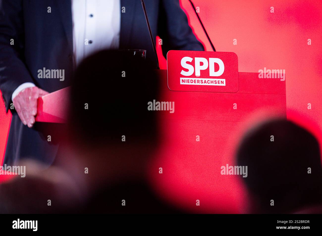 04.01.2025 - Ein Logo der SPD Niedersachsen im roten Licht vor dem ...