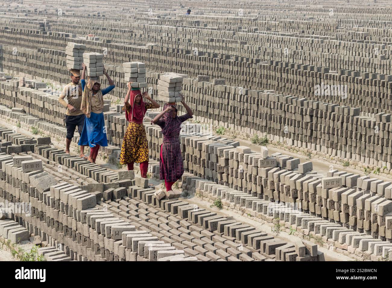 January 7, 2025, Narayanganj, Dhaka, Bangladesh: Labourers in ...