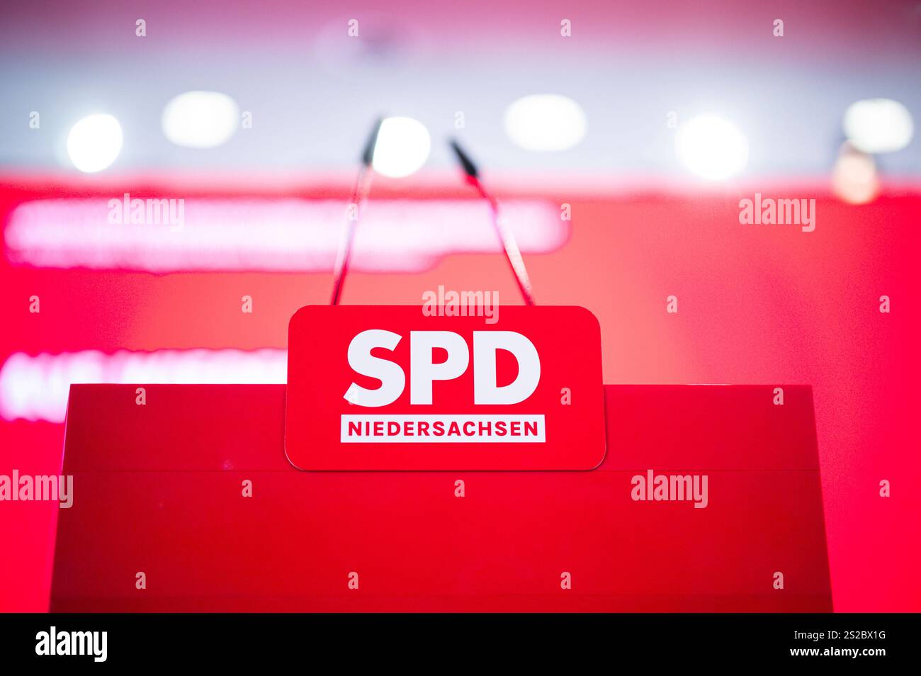 04.01.2025 - Ein Logo der SPD Niedersachsen im roten Licht vor dem ...