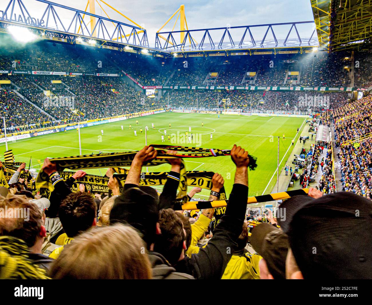 Cheering crowd erupts hi-res stock photography and images - Alamy
