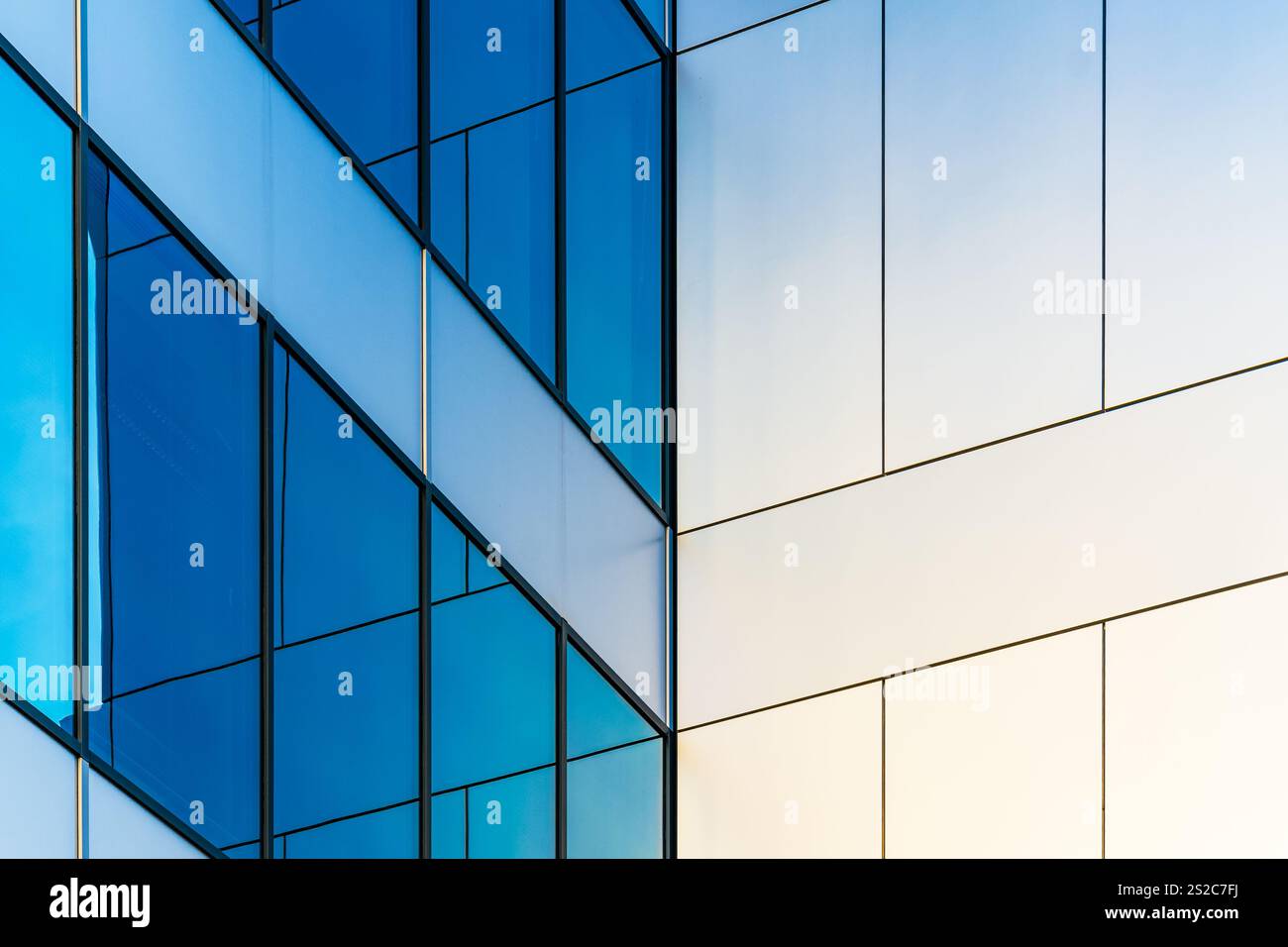 Modern facade tinted windows hi-res stock photography and images - Alamy