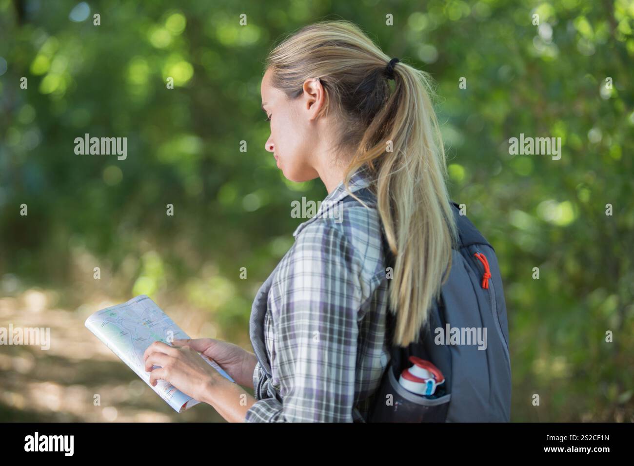 young female hiker reading a map Stock Photo - Alamy