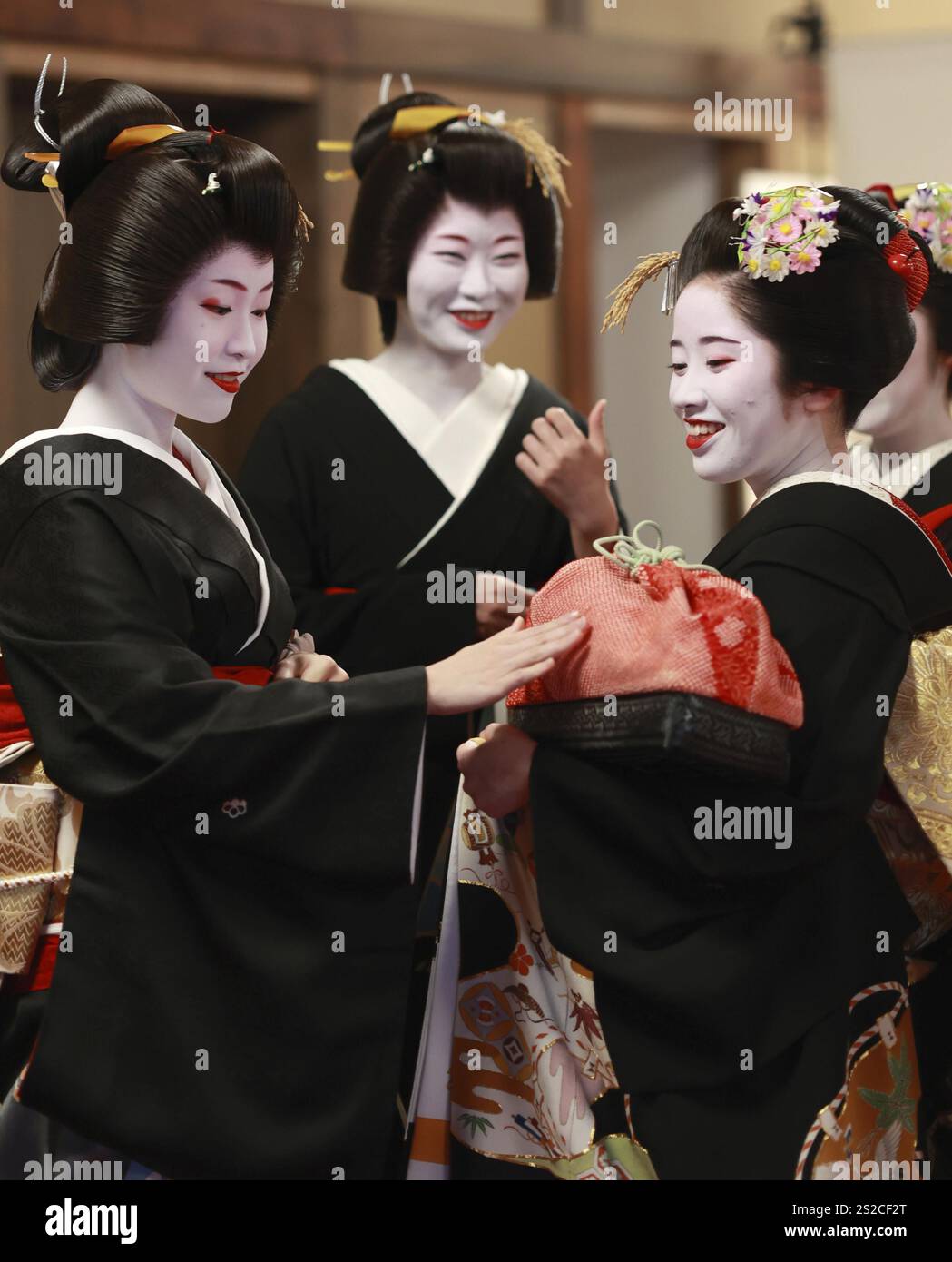 Japanese "geiko" traditional professional entertainers and their ...