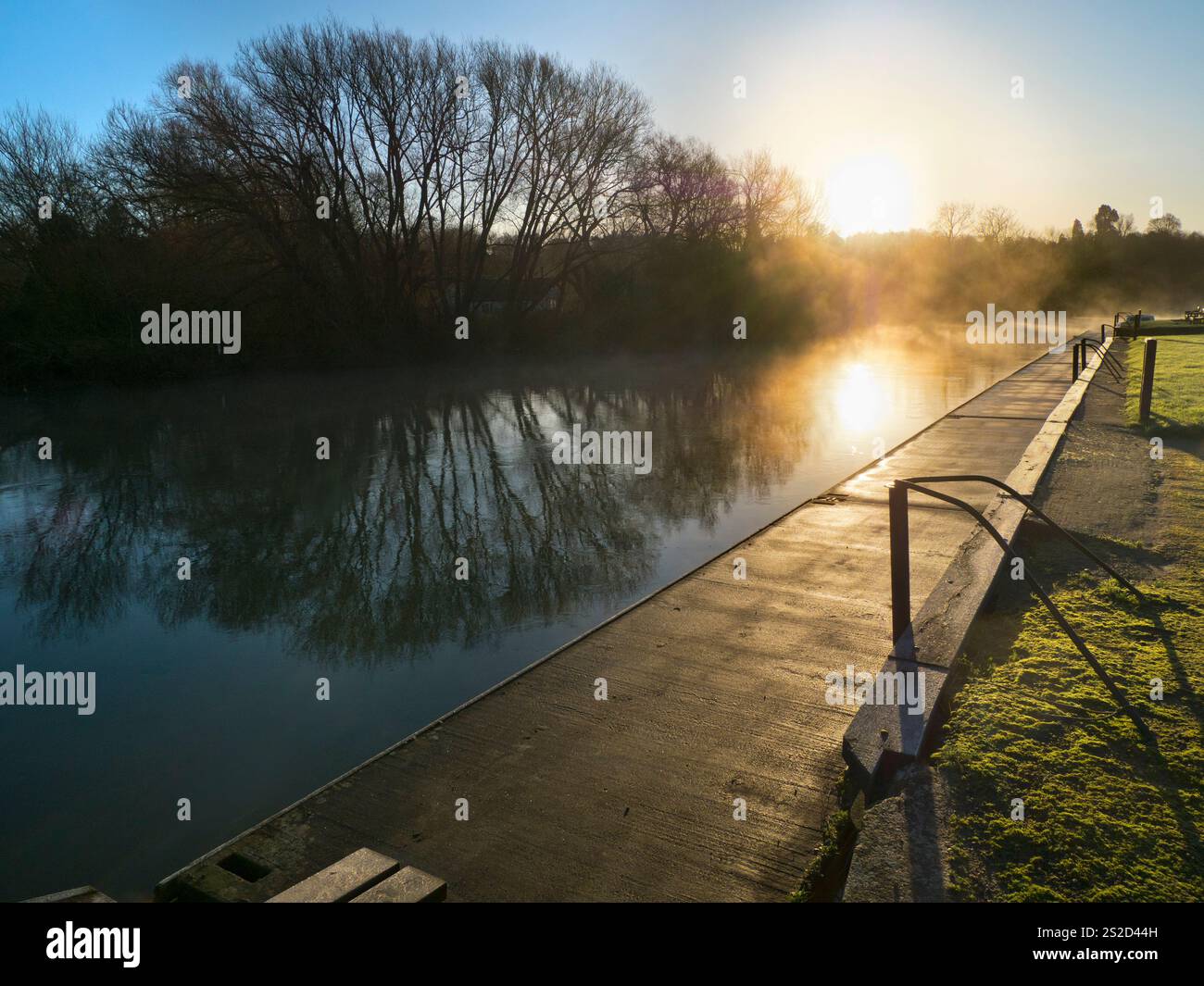 A deserted Radley Boathouse jetty by the Thames on a bitter cold and ...