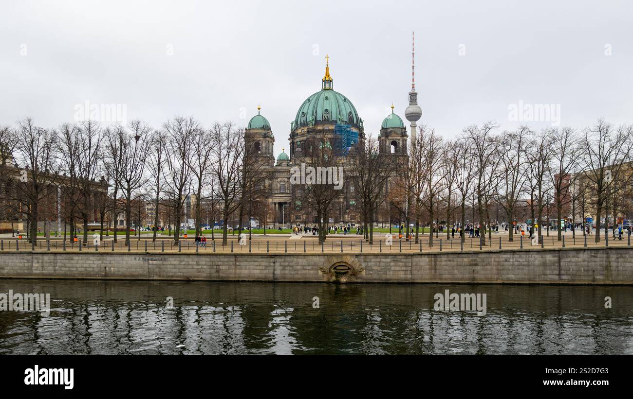 Spree river and Berlin Cathedral Berliner Dom located on Museum Island ...