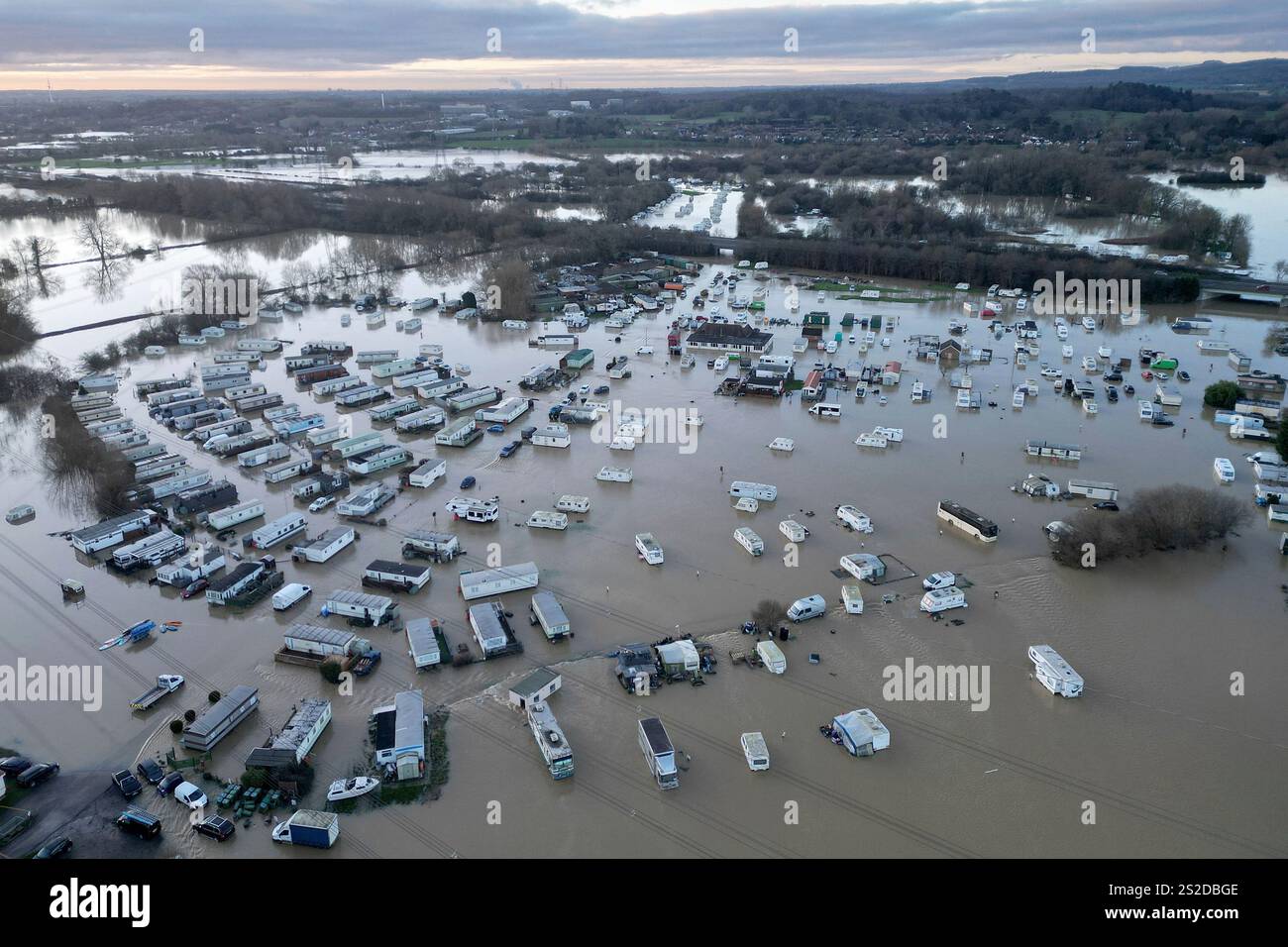 Caravans and cars sit in the floods of the river Soar in Barrow Upon ...