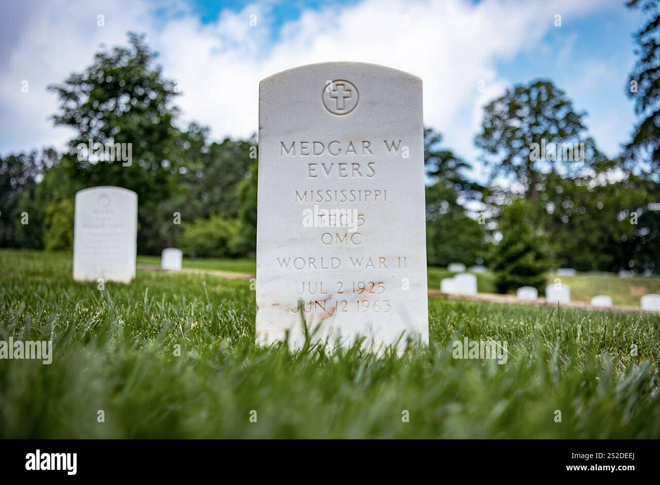 Tombstone and tomb of Medgar W. Evers Stock Photo - Alamy