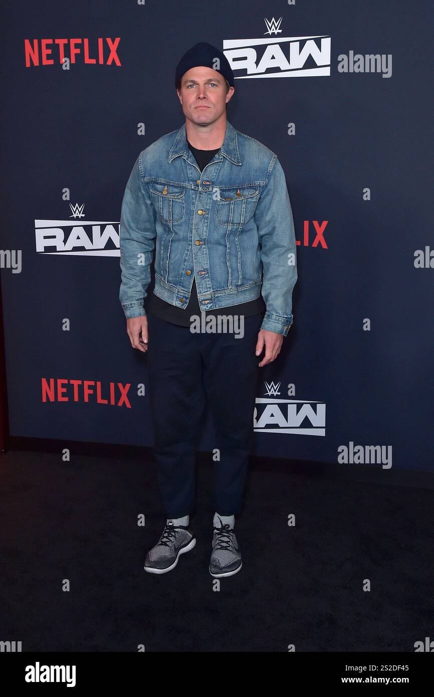 Stephen Amell bei der Premiere der Wrestling Show WWE Monday Night RAW ...