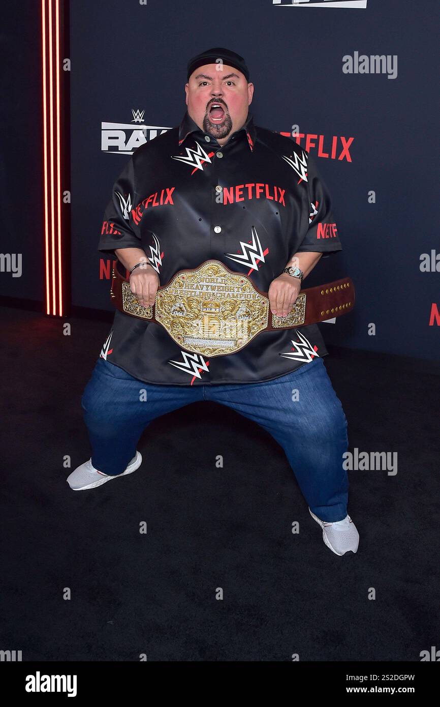 Gabriel Iglesias bei der Premiere der Wrestling Show WWE Monday Night ...