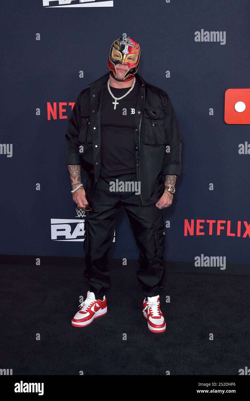 Rey Mysterio bei der Premiere der Wrestling Show WWE Monday Night RAW ...