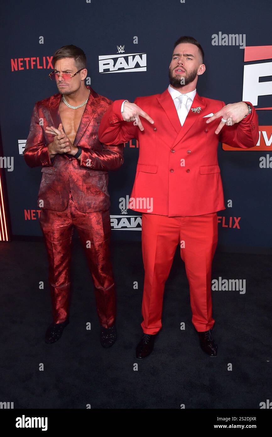 Grayson Waller und Austin Theory bei der Premiere der Wrestling Show ...