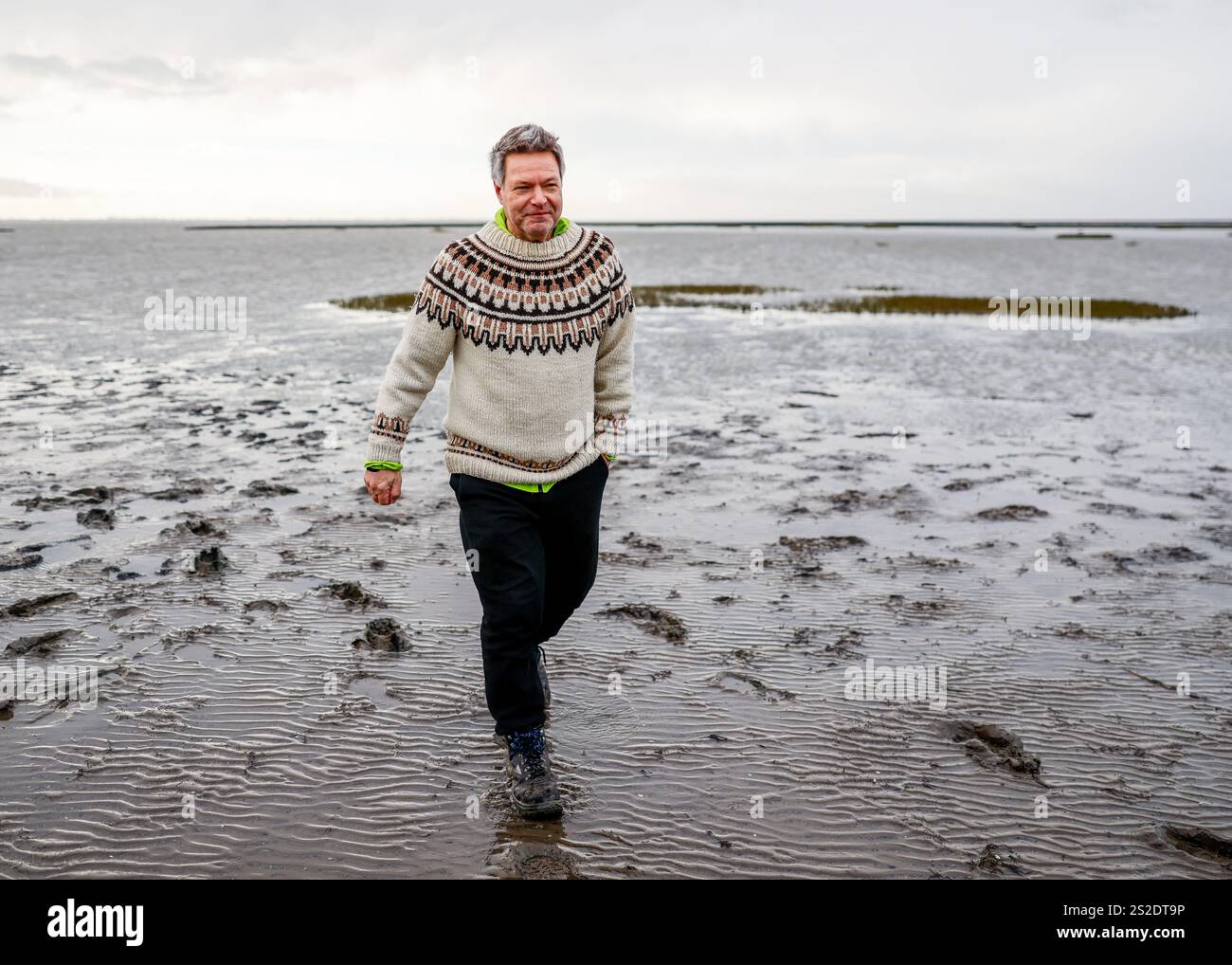 07 January 2025, Schleswig-Holstein, Reußenköge: Robert Habeck ...