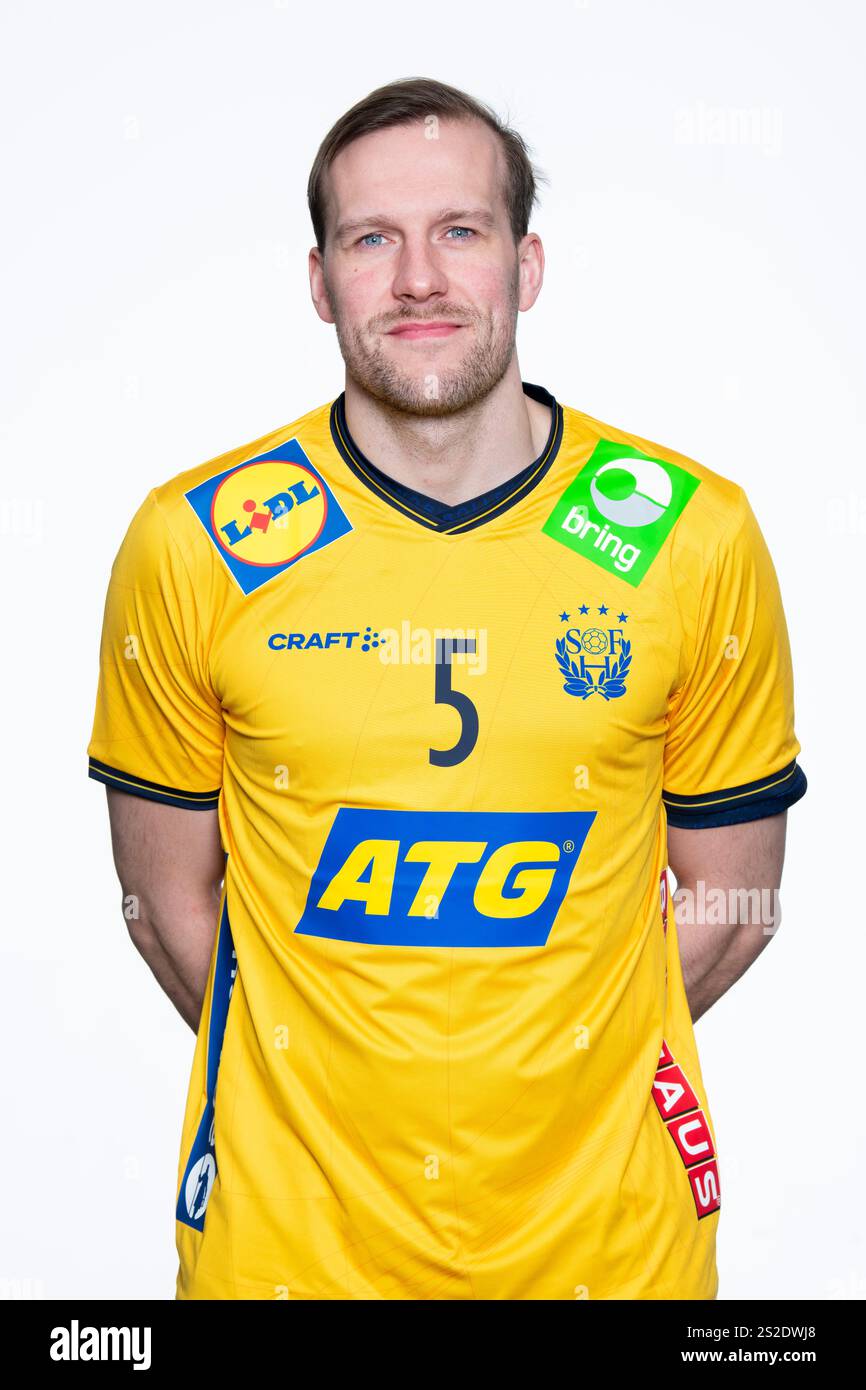 250107 Max Darj under en porträttfotografering med Sverige den 7 ...