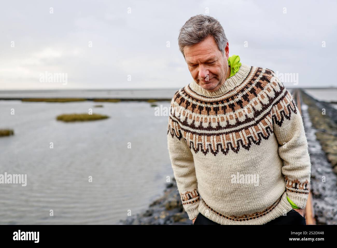 07 January 2025, Schleswig-Holstein, Reußenköge: Robert Habeck ...