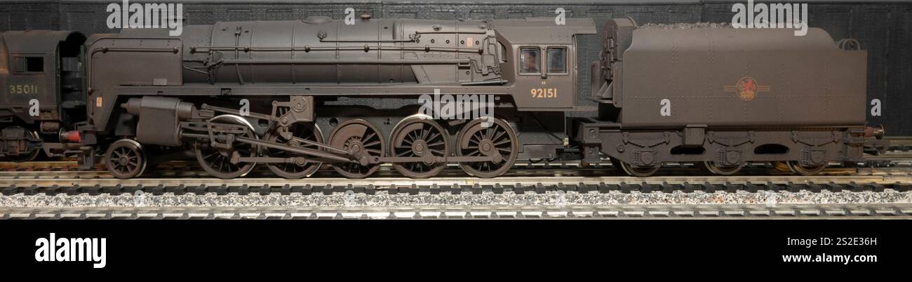 Detailed and weathered Hornby 00 gauge model of BR Class 9F Locomotive ...
