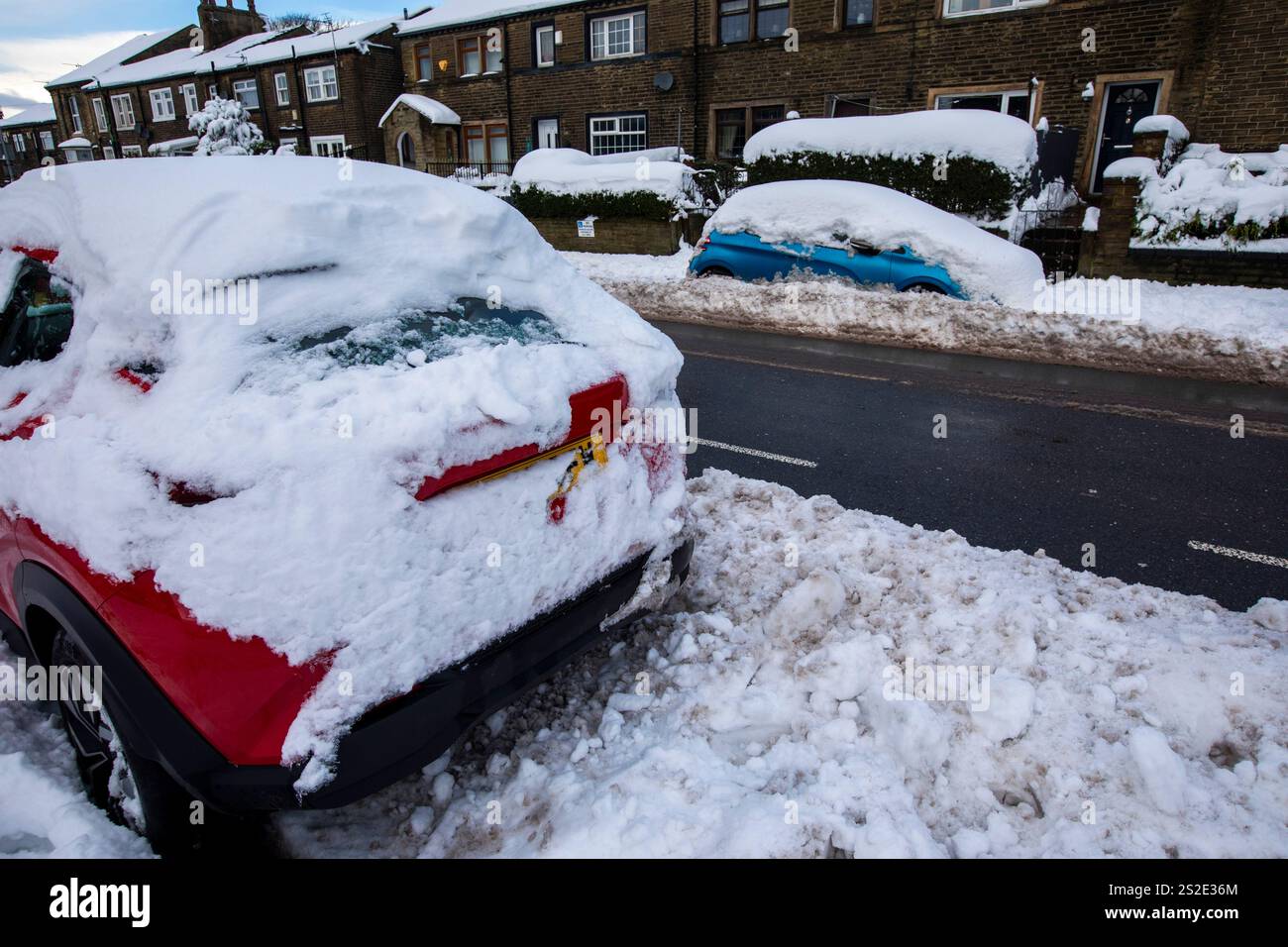 West Yorkshire, UK. 7th Jan, 2025. UK Weather. Winter snow in and ...