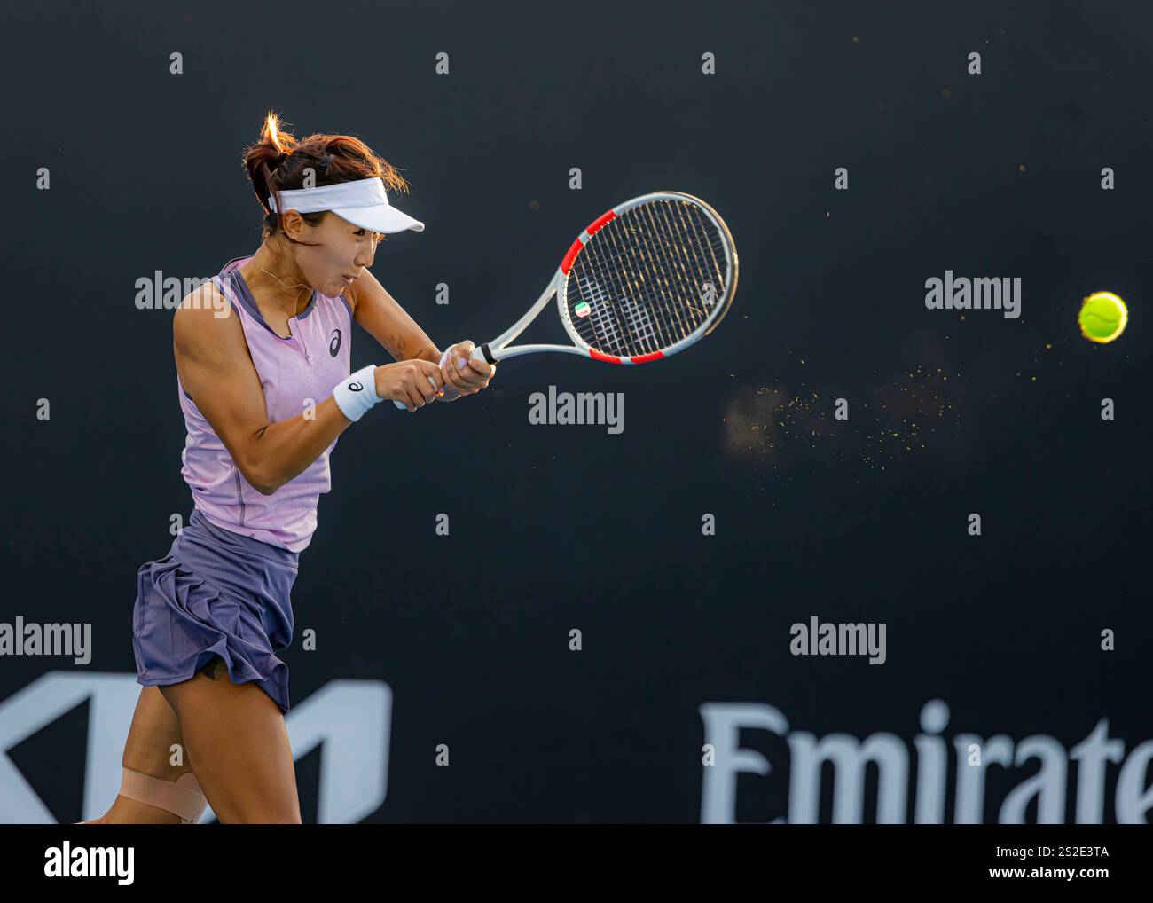 (250107) -- MELBOURNE, Jan. 7, 2025 (Xinhua) -- Gao Xinyu hits a return ...