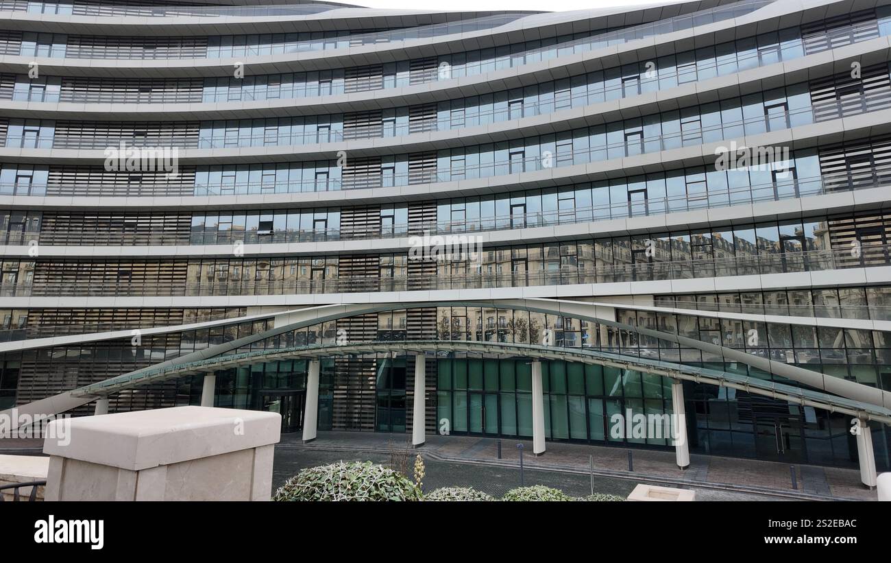 Business center glass building hi-res stock photography and images - Alamy