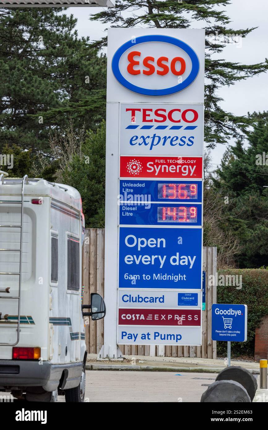 Motoring fuel charges at service station hi-res stock photography and ...