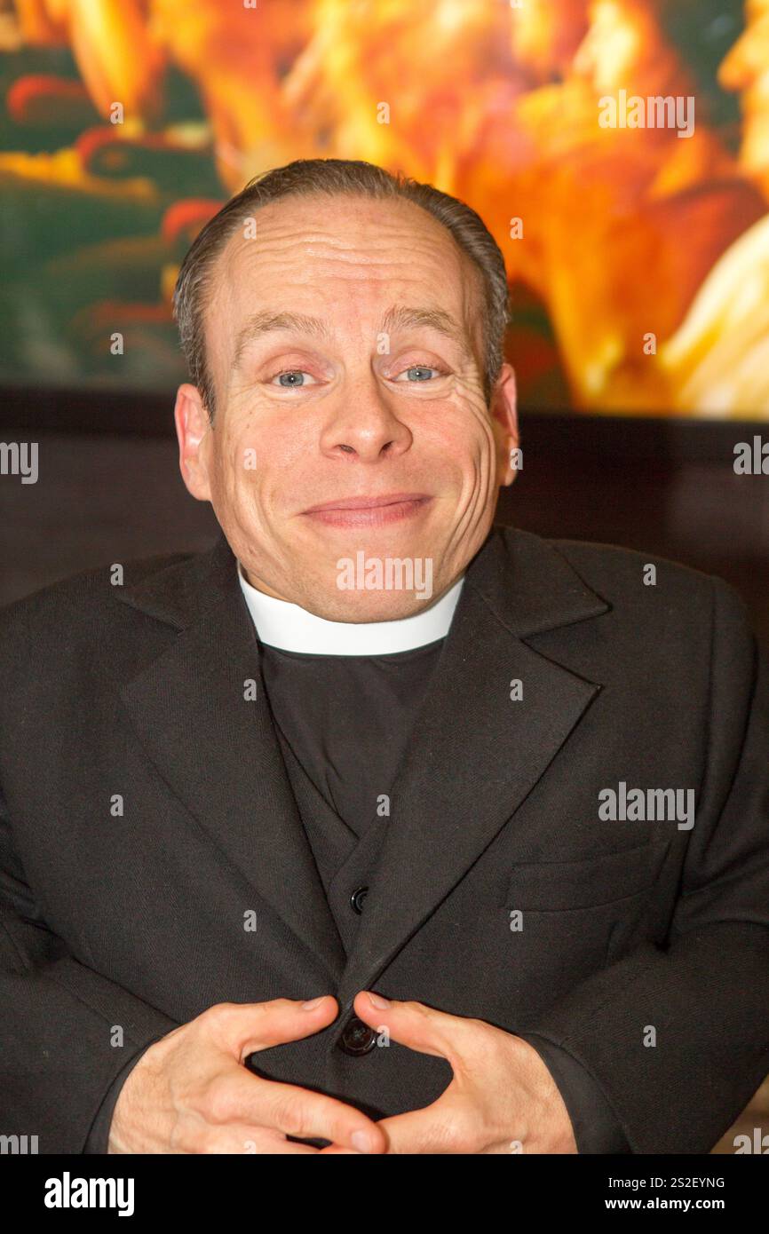 Warwick Davies and cast of "See How They Run" at the Opera House ...