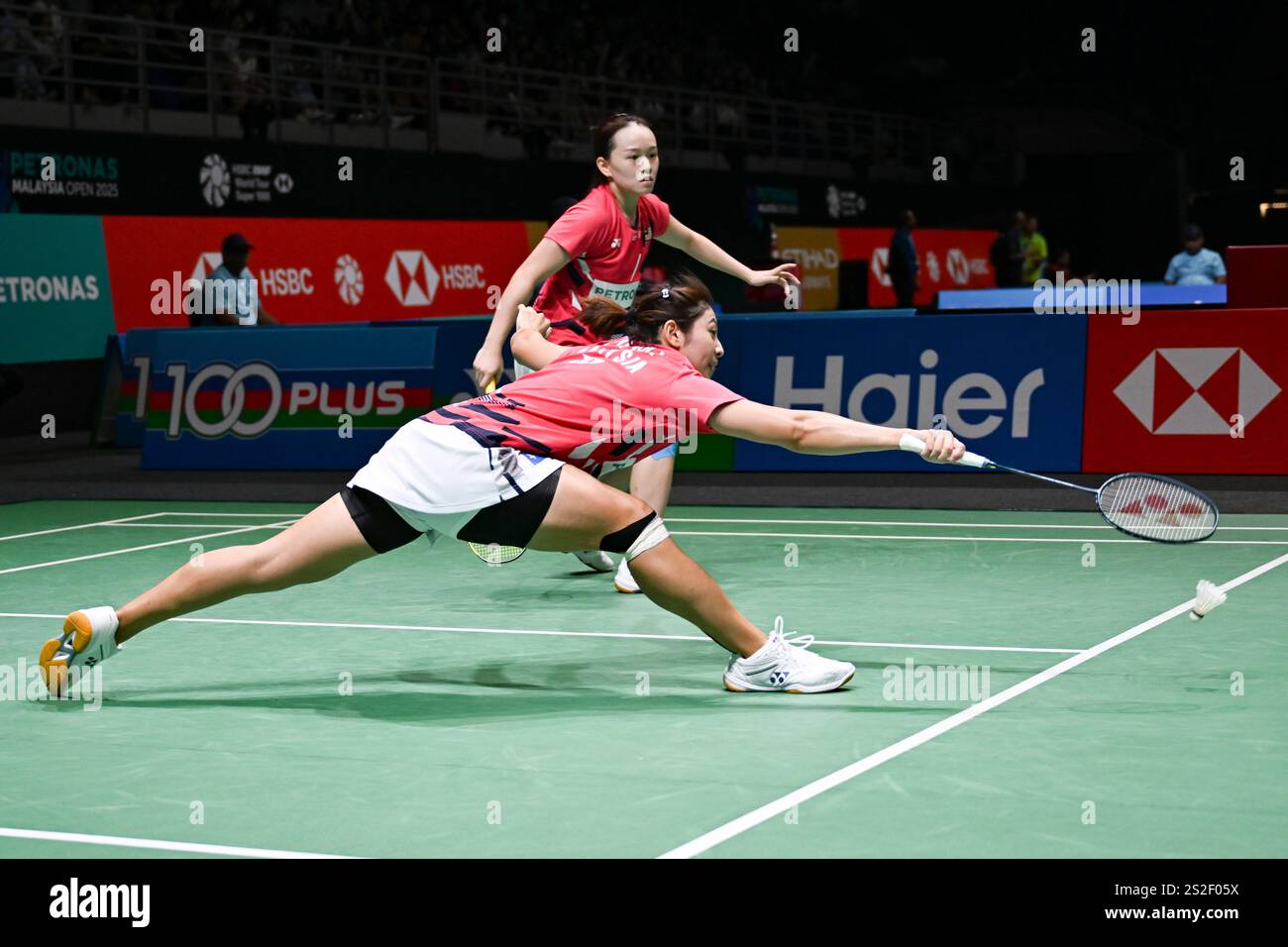 Kuala Lumpur, Malaysia. 7th Jan, 2025. Go Pei Kee/Teoh Mei Xing (front) of Malaysia hit a return ...