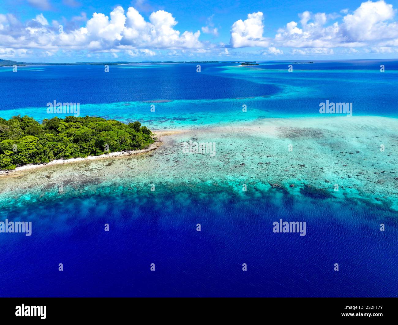 An Island Oasis in the heart of the ocean Stock Photo - Alamy